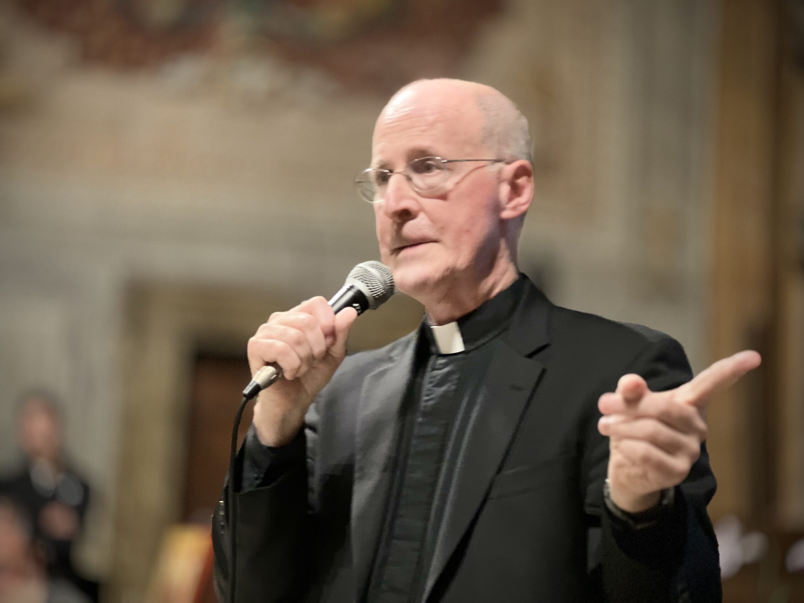 L'intervista a padre James Martin su fede e omosessualità